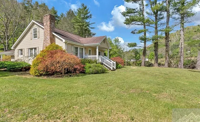 Cape Cod Home on 12.25 Acres with Creek Frontage - Daopills